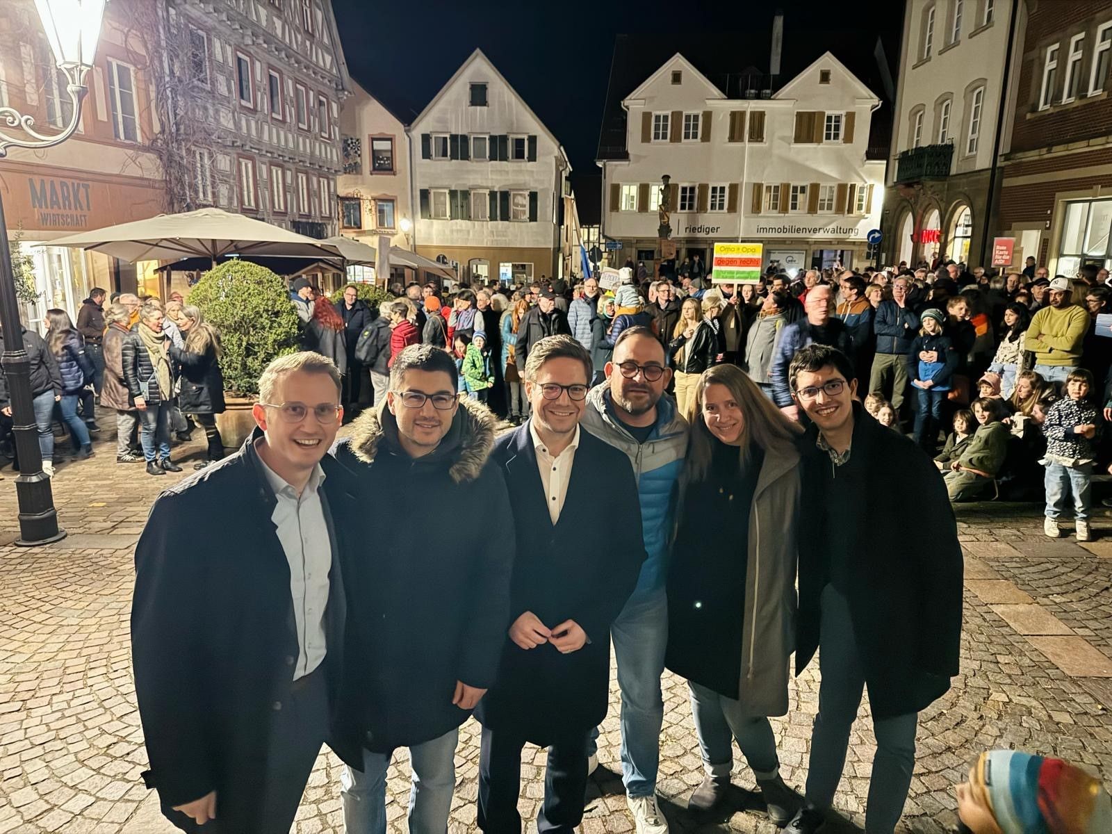 500 Besigheimer gehen für die Demokratie auf die Straße